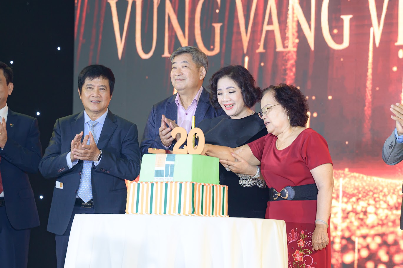 HOÀNG THÀNH 20 NĂM: VỮNG VÀNG VỊ THẾ - KIẾN TẠO TƯƠNG LAI - Khu Công ...
